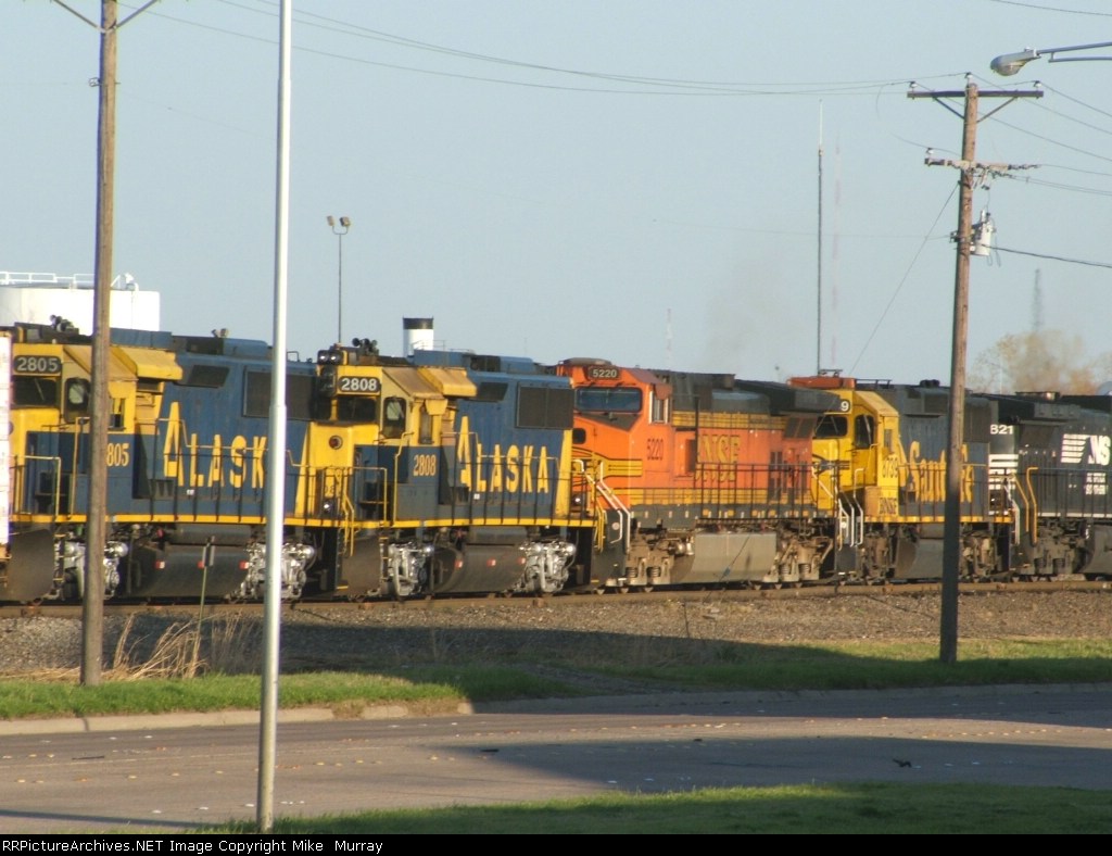ARR 2805, ARR 2808, BNSF 5220, BNSF 8739 NS 9821